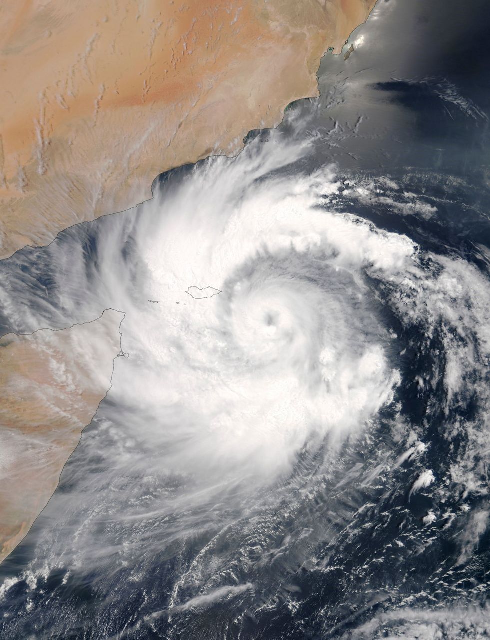 Powerful cyclone lashes Oman, Yemen; 1 dead, 40 missing