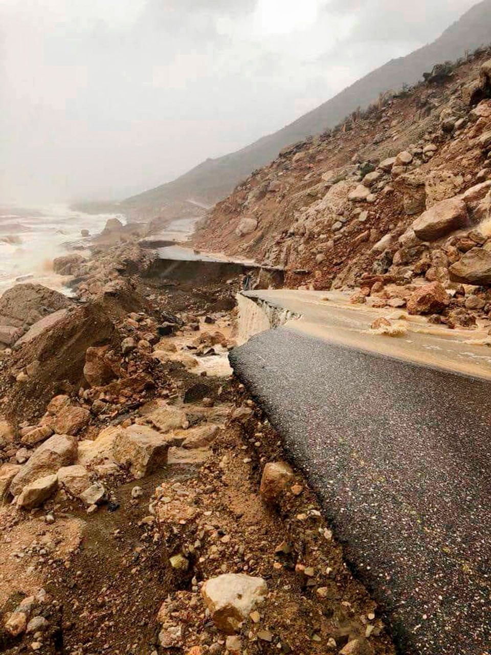 Powerful cyclone lashes Oman, Yemen; 1 dead, 40 missing