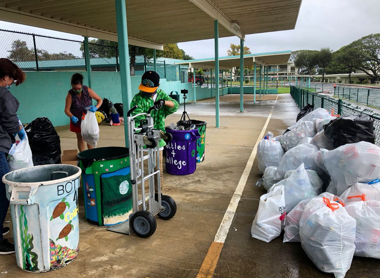 Hawaii teenager recycles to help students reach college