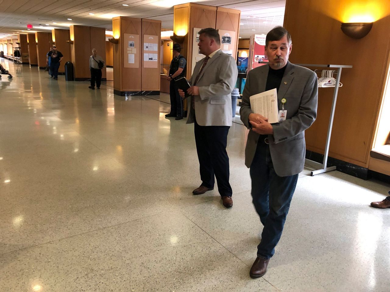 Oregon Senate panel may temporarily ban member from Capitol