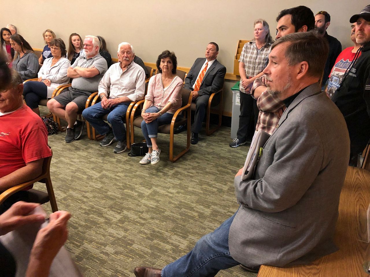 Oregon Senate panel may temporarily ban member from Capitol