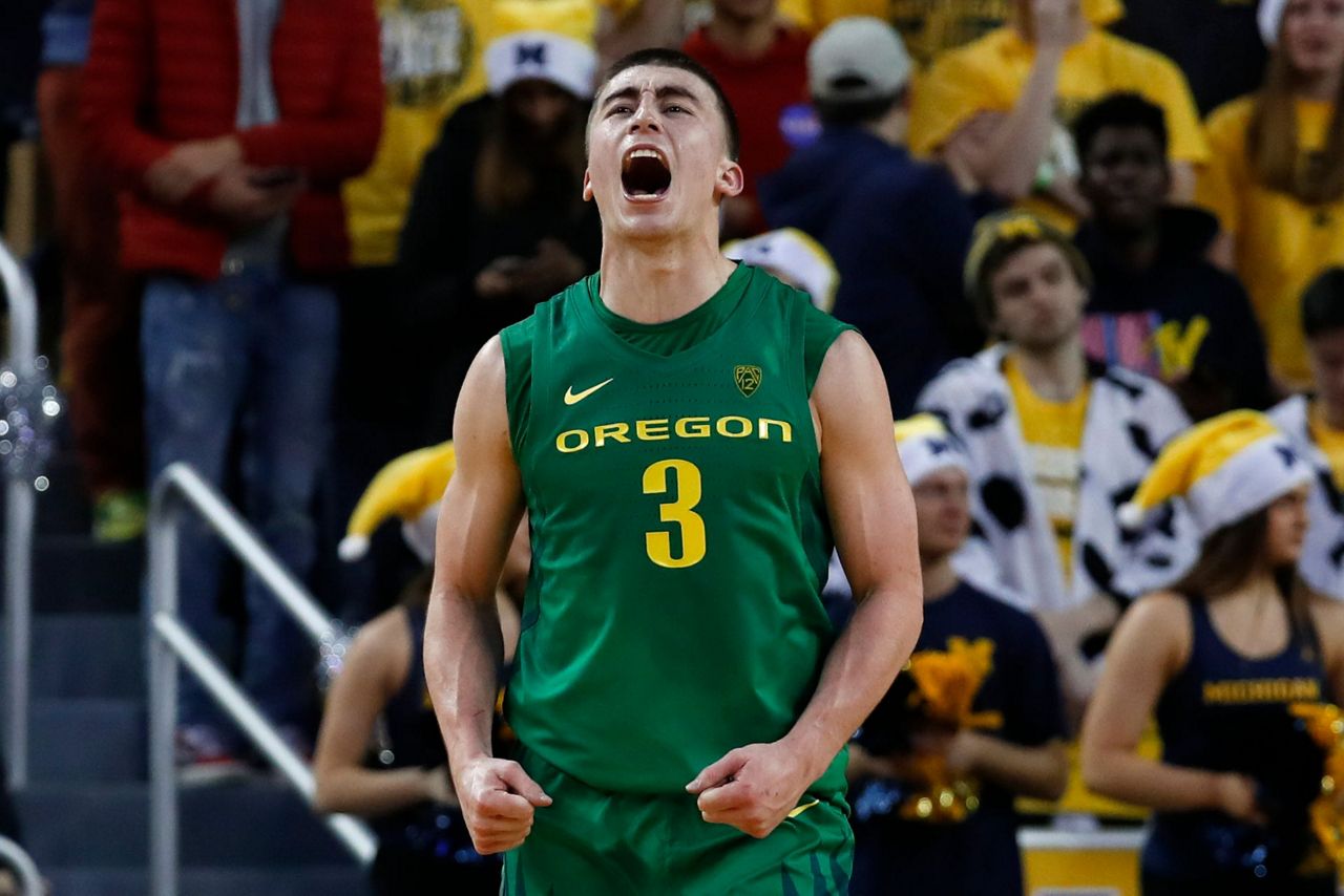 No. 10 Oregon outlasts No. 5 Michigan 71-70 in OT