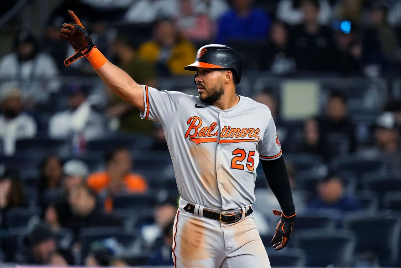 Frazier, Henderson power 8-run 7th, Orioles win 9-6, stop Yanks' 5-game ...