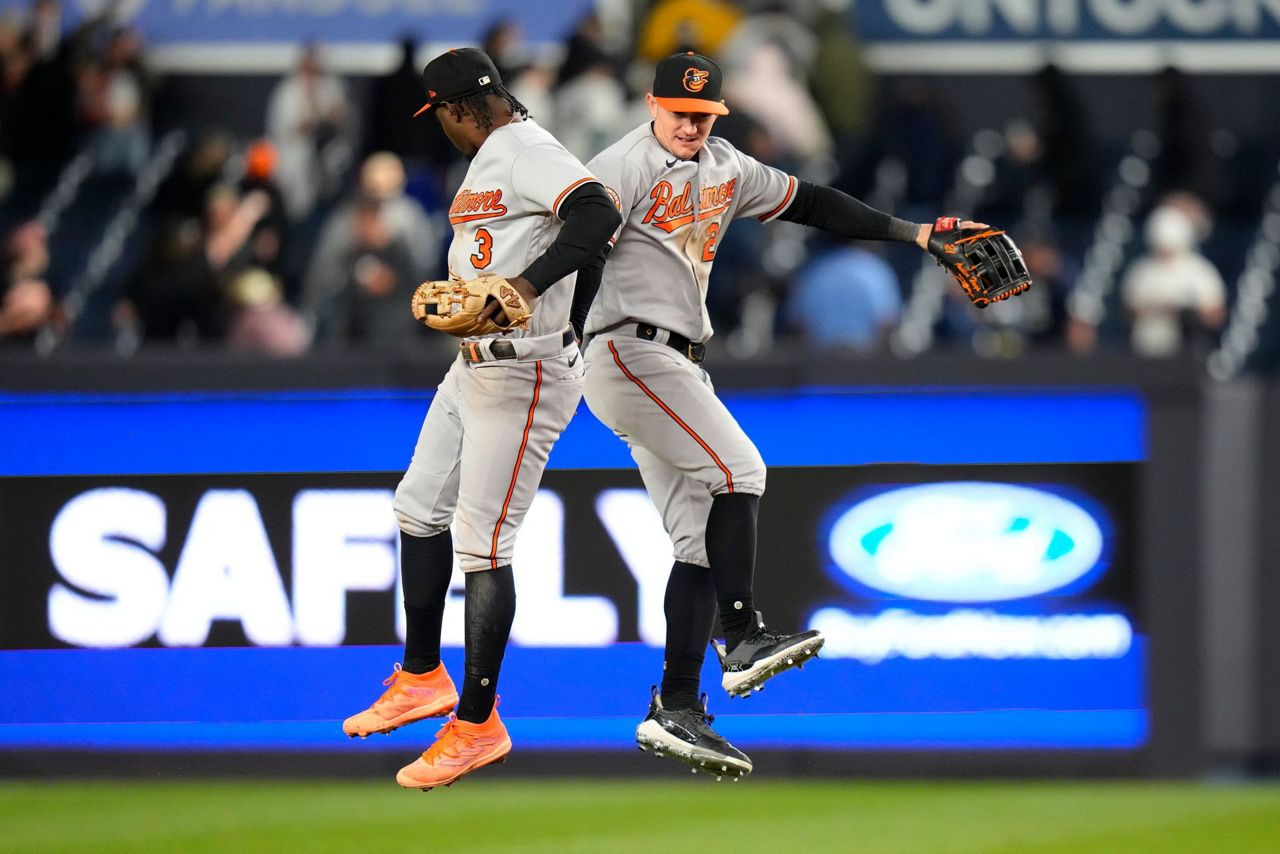 Frazier, Henderson power 8-run 7th, Orioles win 9-6, stop Yanks' 5-game ...