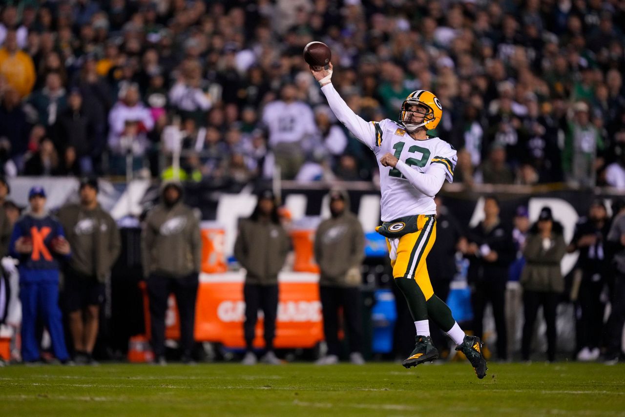 Packers' Aaron Rodgers leaves vs. Eagles with oblique injury