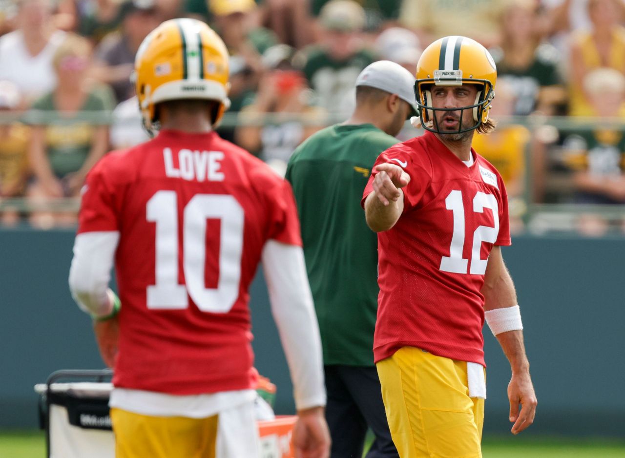 Rodgers participates in Packers' first training-camp workout