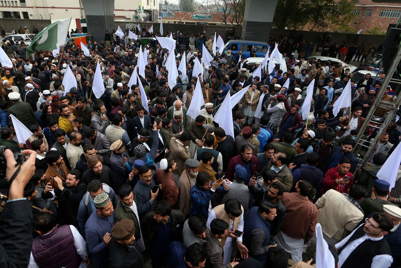 Pakistani troops kill 2 militants in raid near Afghan border