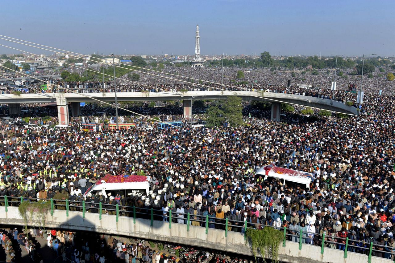 Tens of thousands mourn radical cleric's death in Pakistan