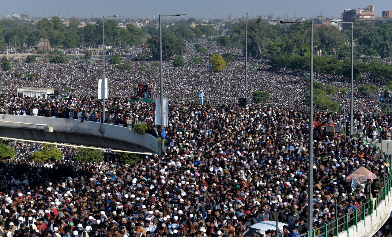 Tens of thousands mourn radical cleric's death in Pakistan