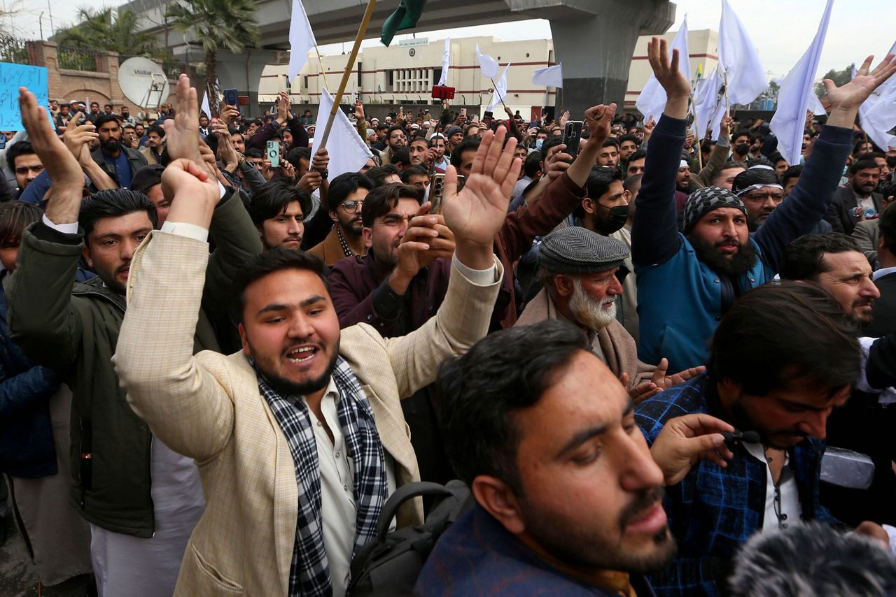 Pakistani troops kill 2 militants in raid near Afghan border