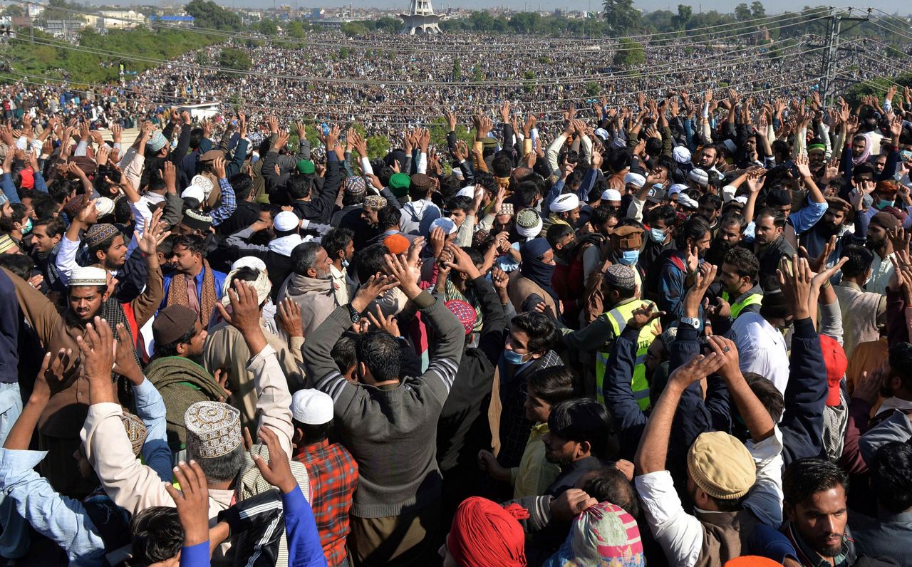 Tens of thousands mourn radical cleric's death in Pakistan