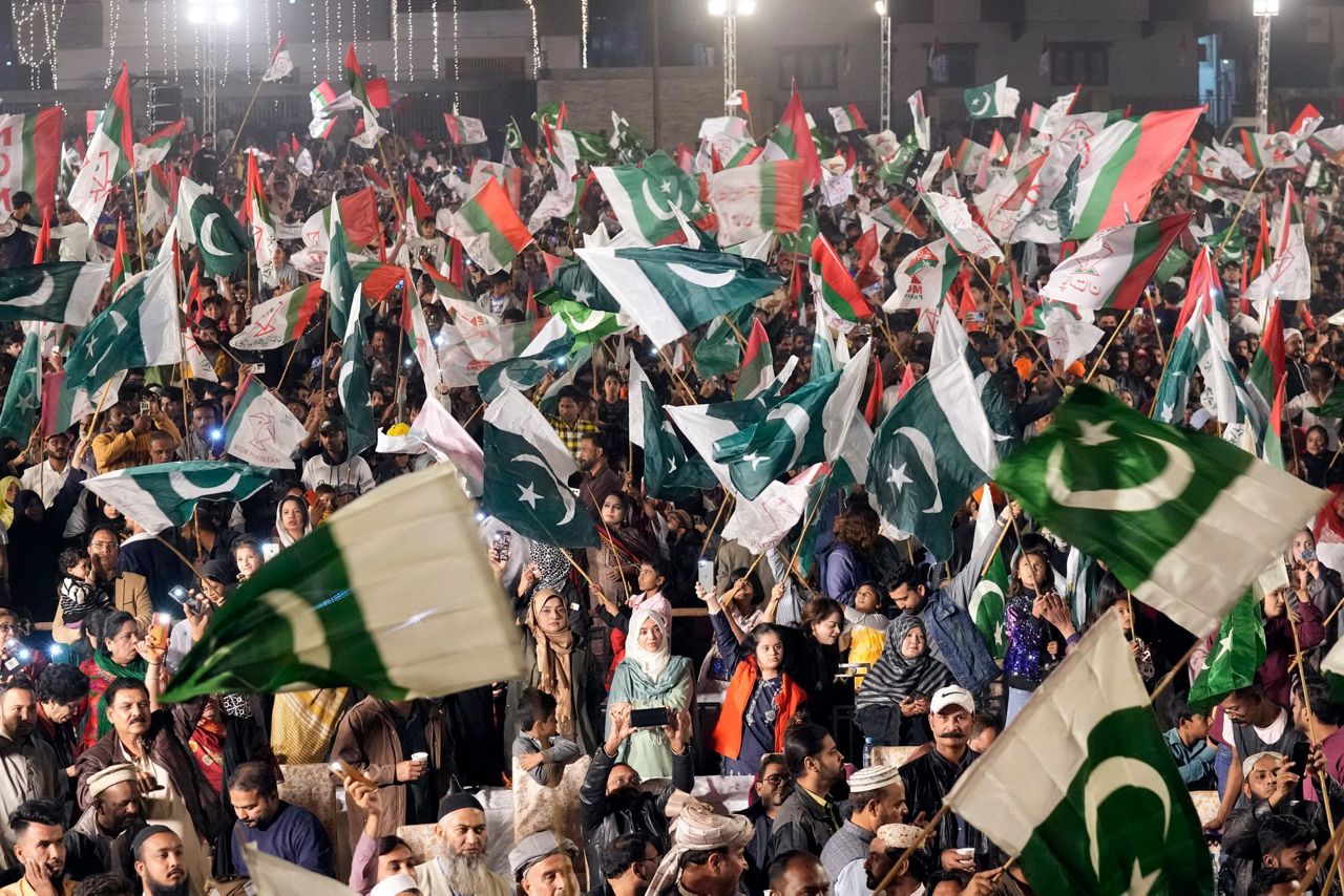 Khan supporters and other Pakistani parties block highways to protest ...