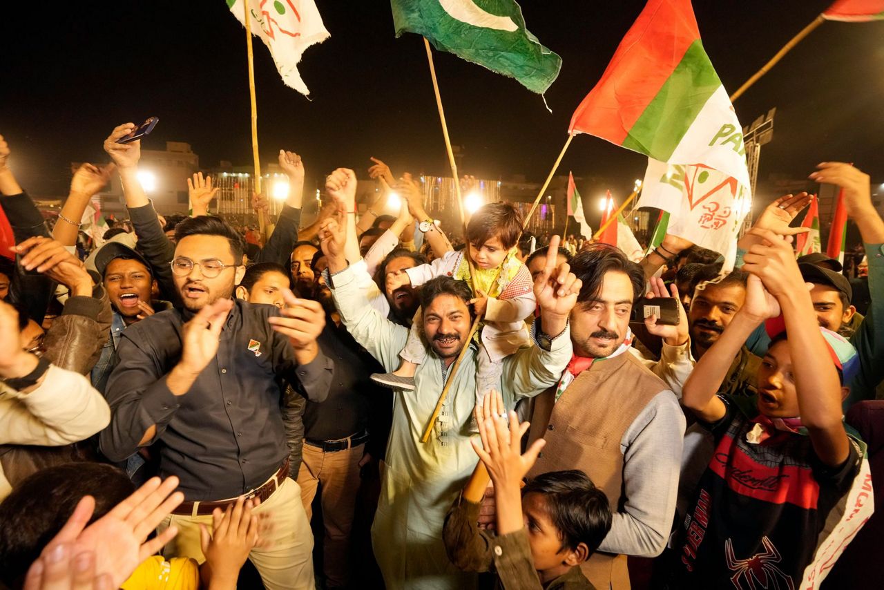 Khan supporters and other Pakistani parties block highways to protest ...