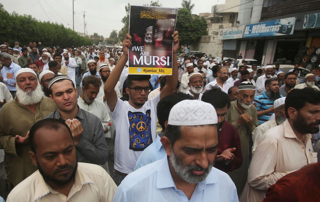 Egypt's Morsi quietly buried, a day after courtroom death