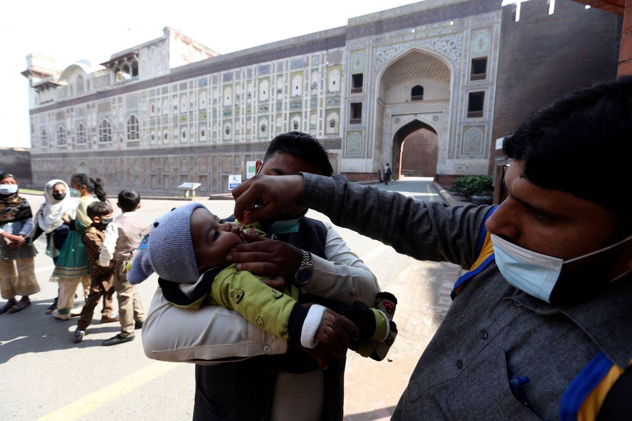 Gunmen kill polio worker in Pakistan vaccination campaign