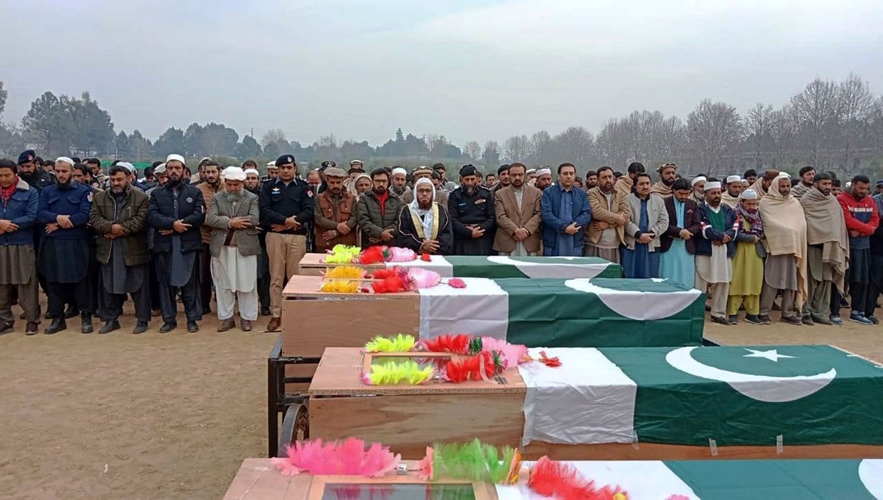Bomb targeting police assigned for anti-polio campaign kills 6 officers ...