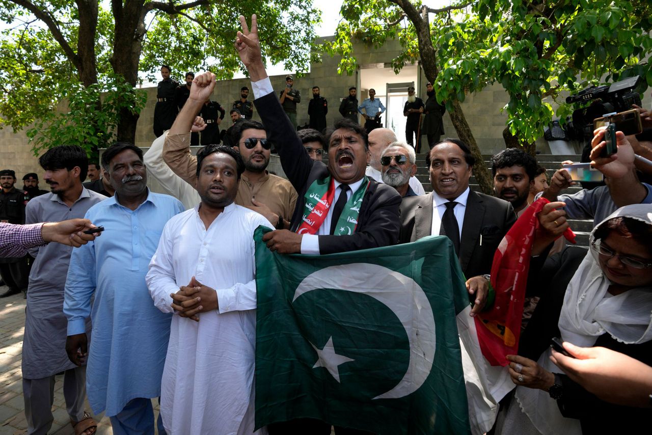 Court suspends the corruption conviction and sentence of former Prime Minister Imran Khan