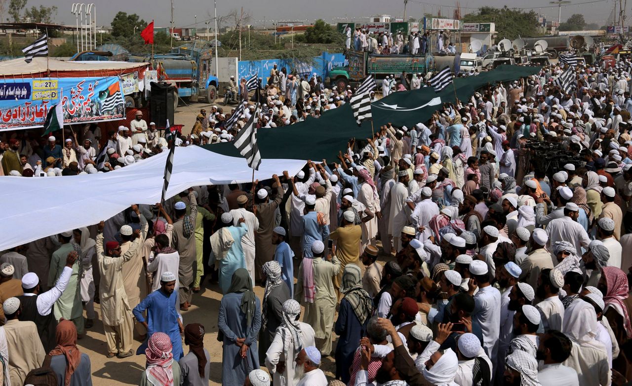 Large anti-government march sets off for Pakistan's capital