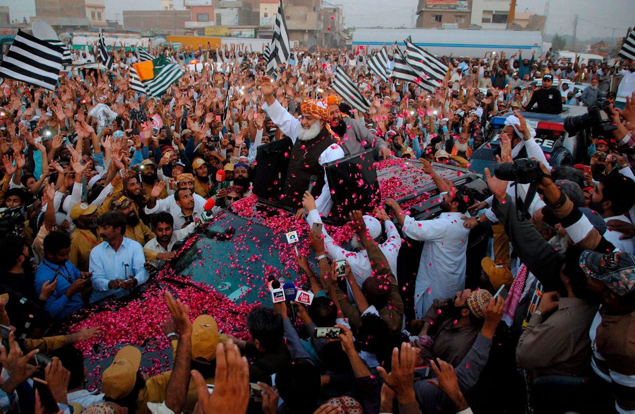 Large anti-government march sets off for Pakistan's capital