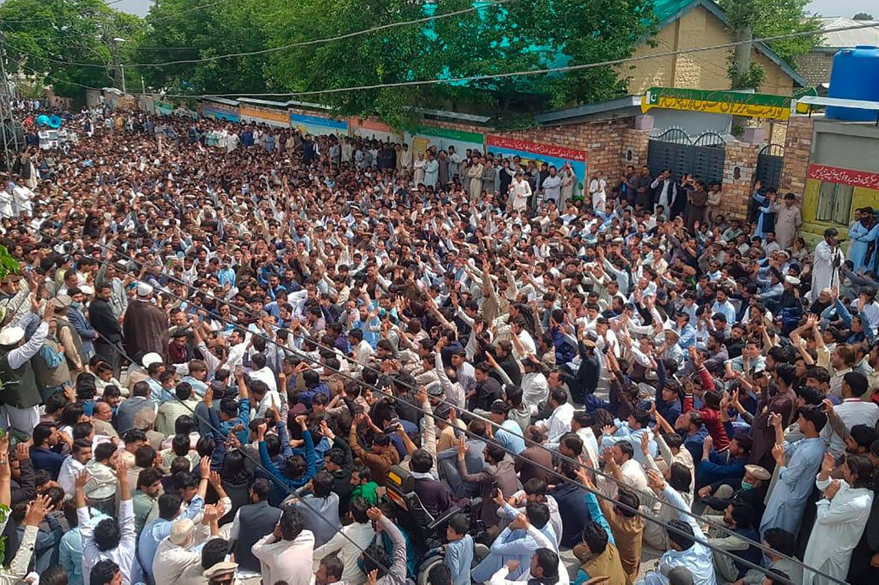 Mourners attend funerals of 7 Shiite teachers in NW Pakistan