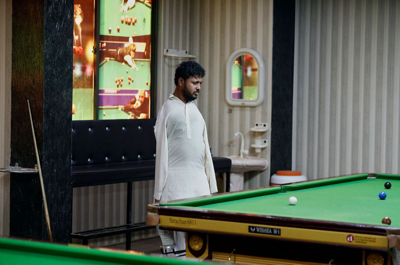 No arms, no issue for Pakistan snooker player Mohammad Ikram