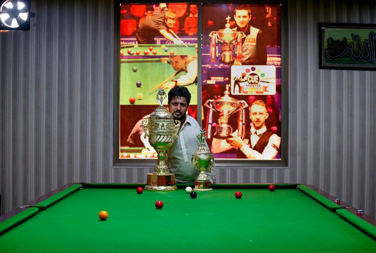 No arms, no issue for Pakistan snooker player Mohammad Ikram