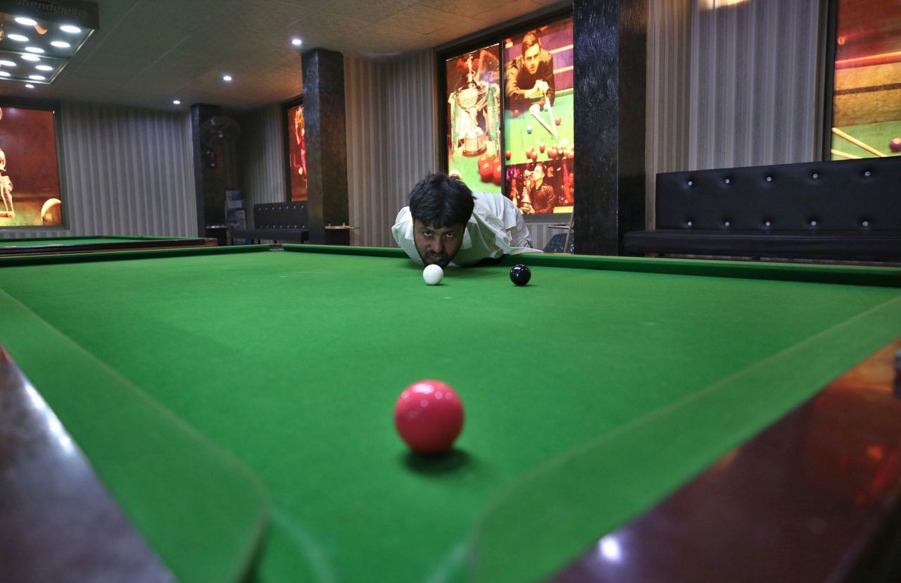 No arms, no issue for Pakistan snooker player Mohammad Ikram