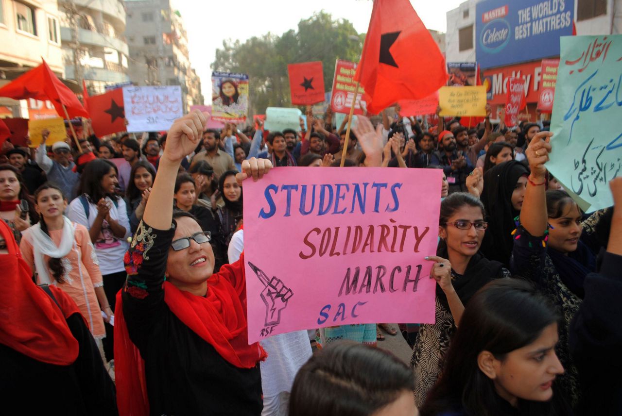 Pakistani students demand end to ban on unions at campuses