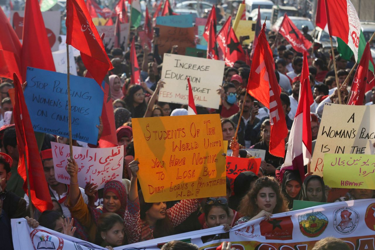 Pakistani students demand end to ban on unions at campuses