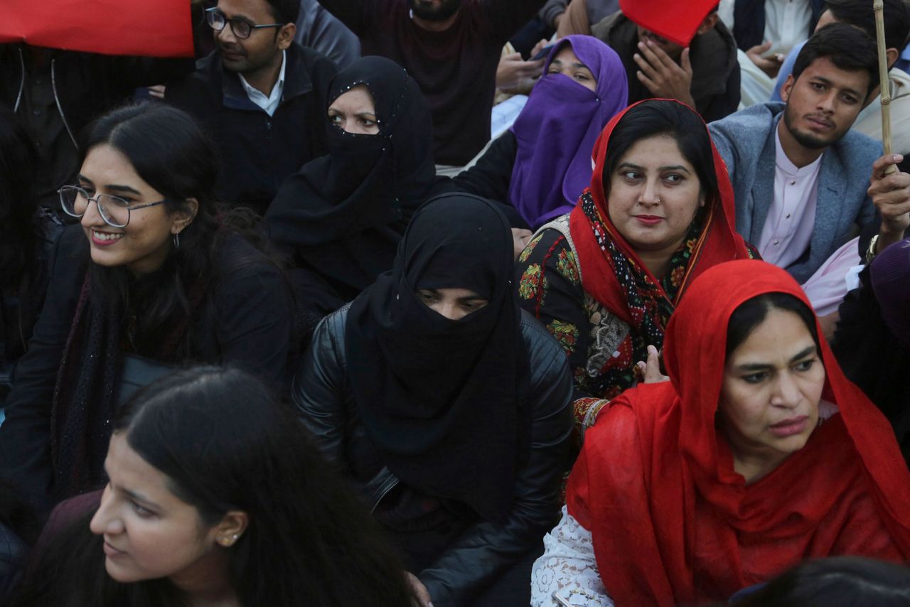 Pakistani students demand end to ban on unions at campuses