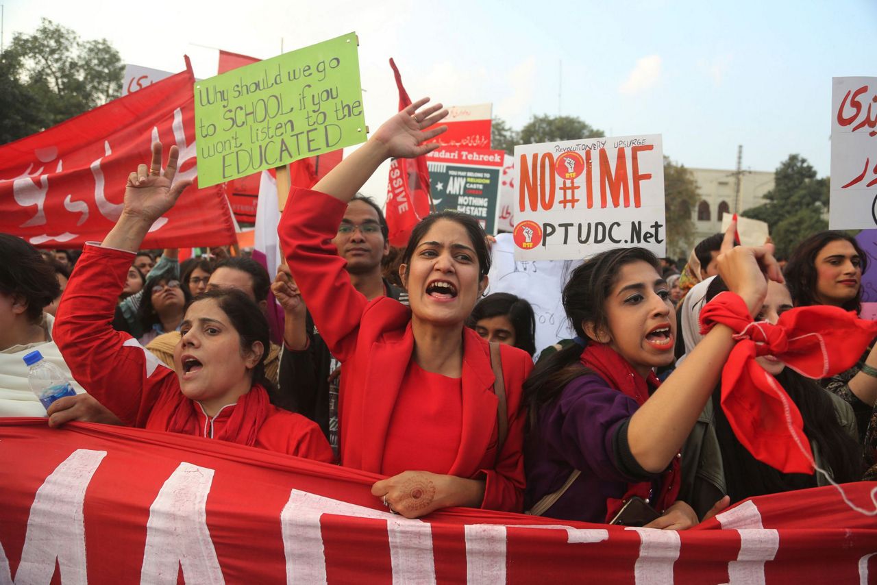 Pakistani students demand end to ban on unions at campuses