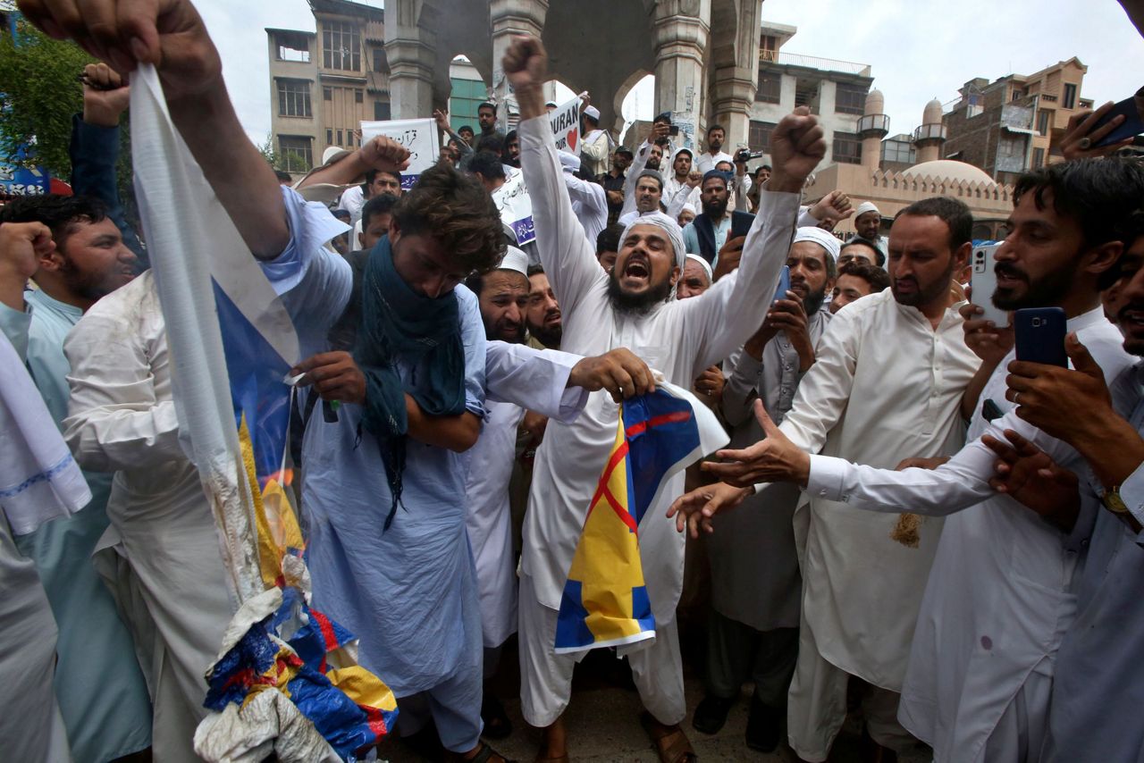 Muslims across Pakistan hold anti-Sweden rallies to denounce burning of ...