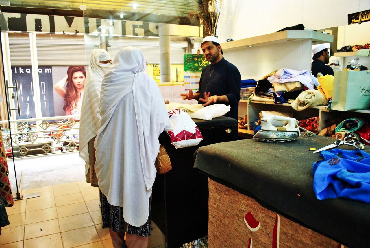 AP PHOTOS: Inside the changing world of a Pakistani tailor