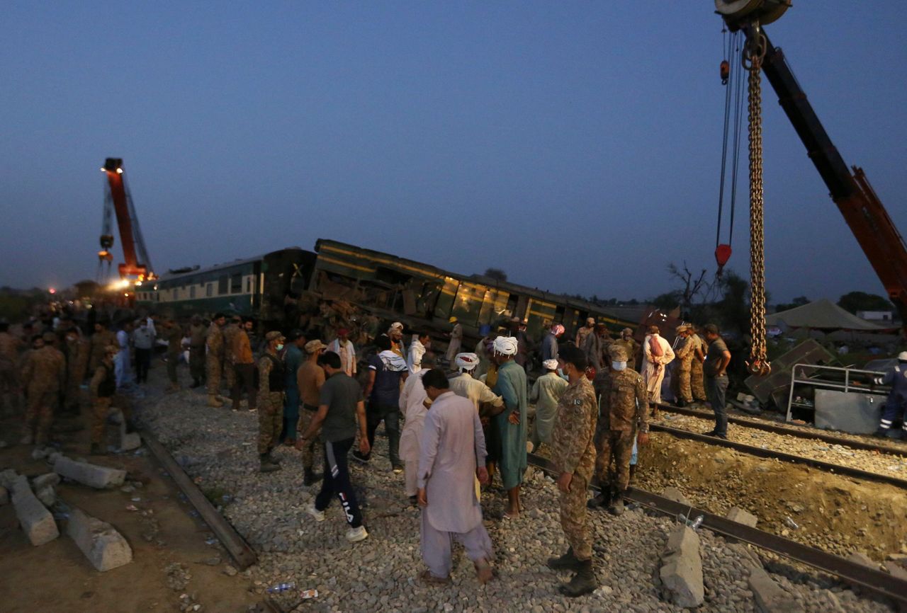 Officials: 2 trains collide in southern Pakistan, killing 25