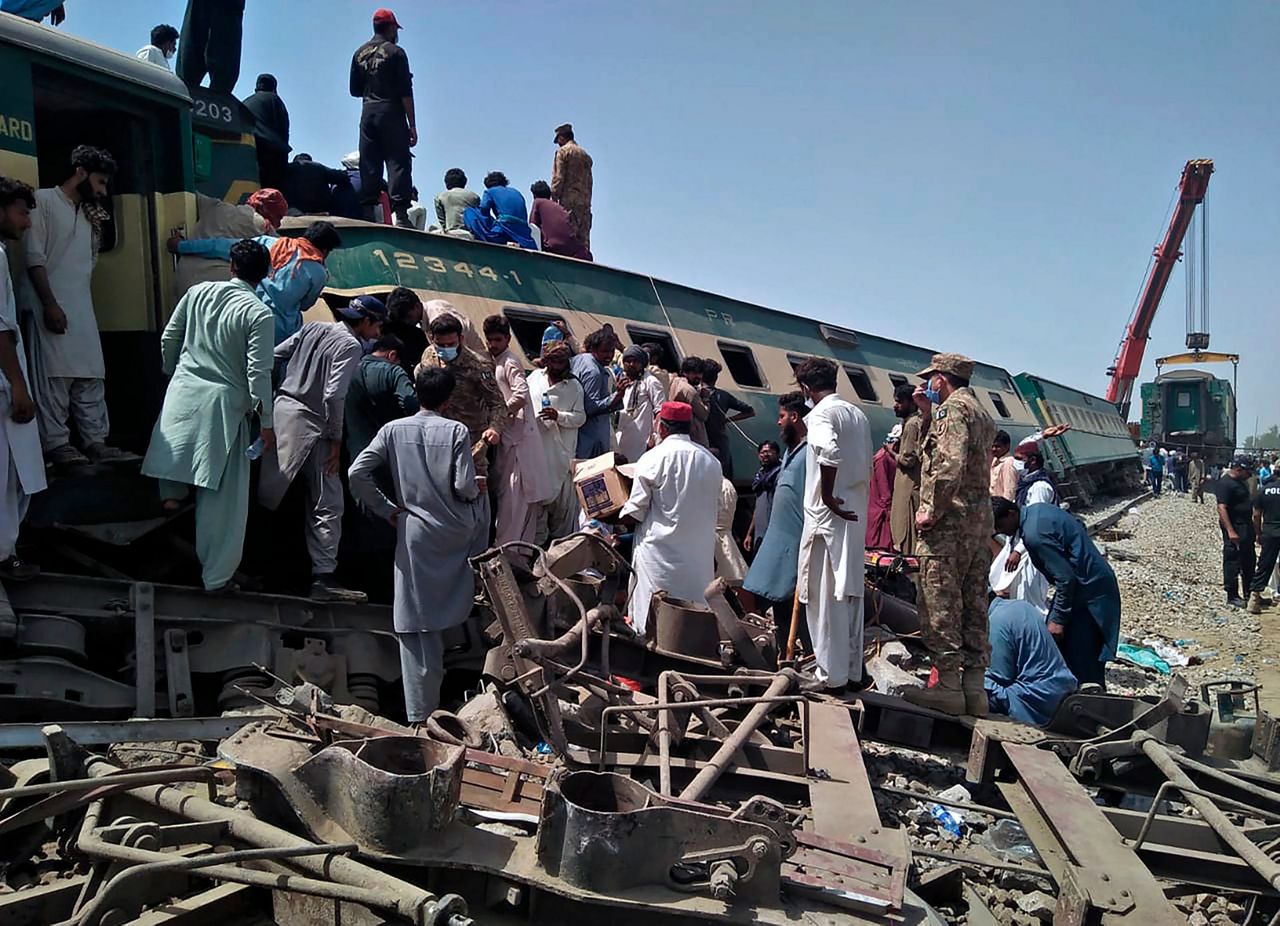 Officials: 2 trains collide in southern Pakistan, killing 25
