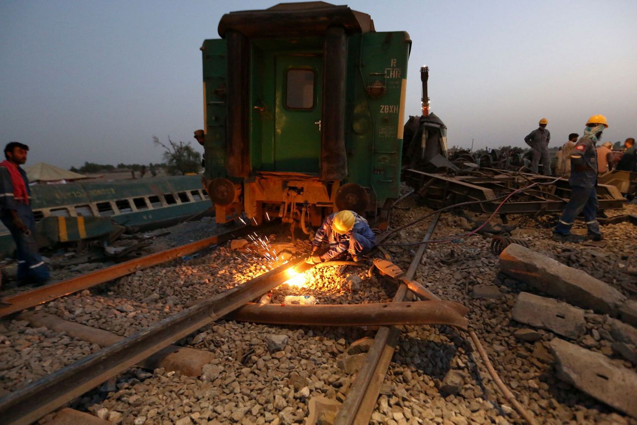Officials: 2 trains collide in southern Pakistan, killing 25
