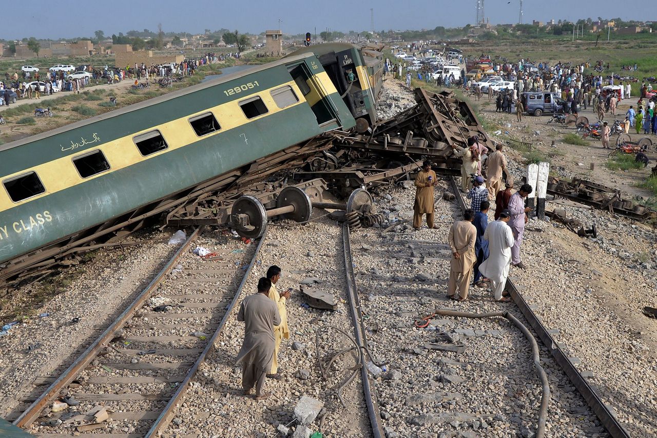 Train derailment kills at least 15, injures 50 in southern Pakistan ...