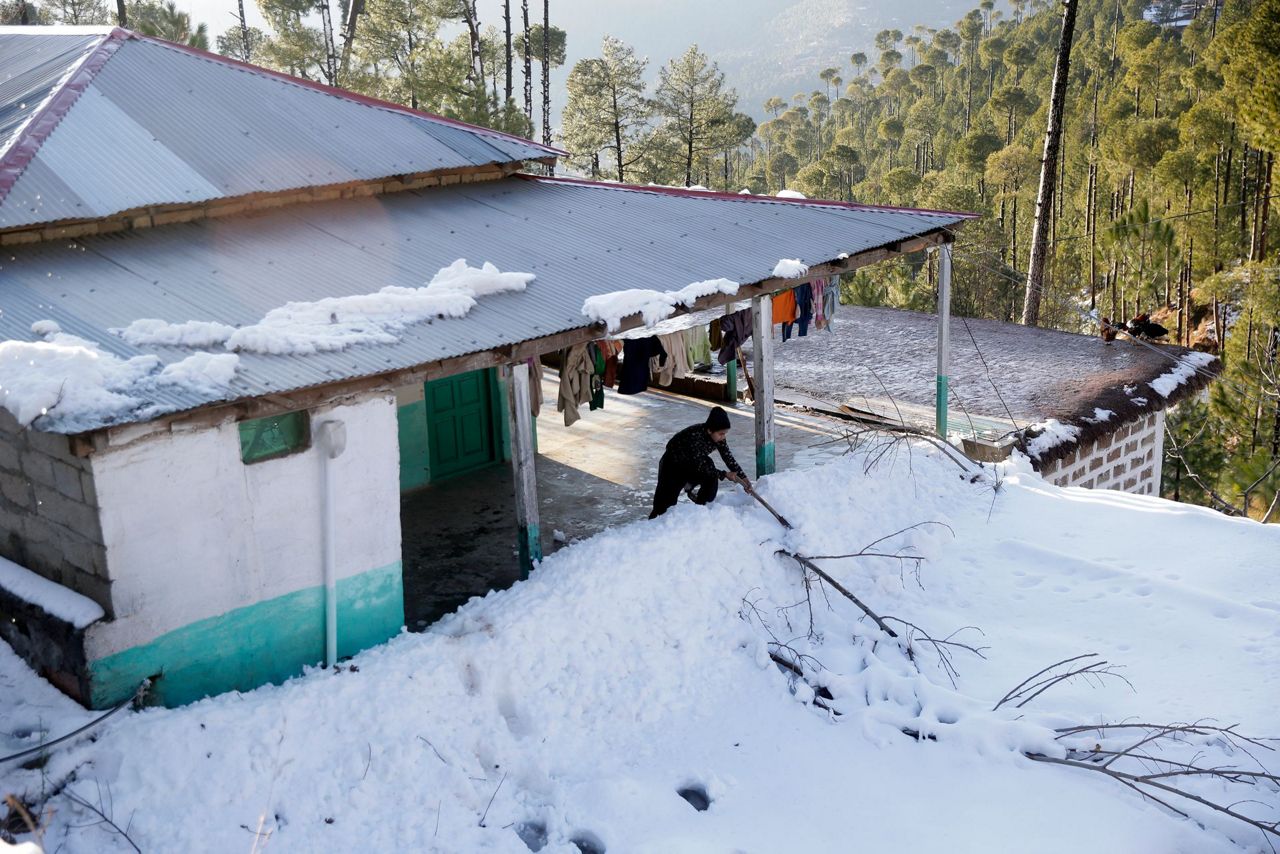 Cold kills 16 stuck in cars in heavy snow at Pakistan resort