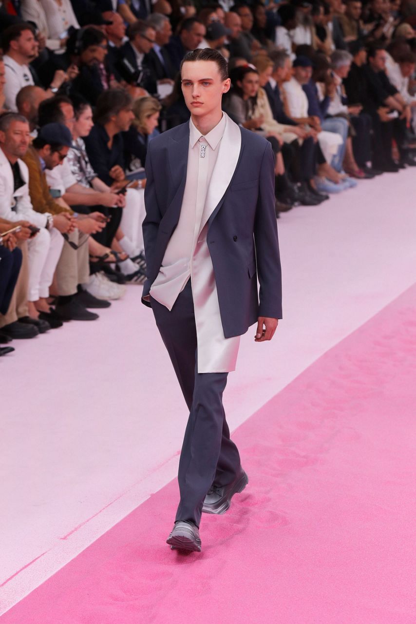 Dior brings art to Paris fashion for sculpted men's show