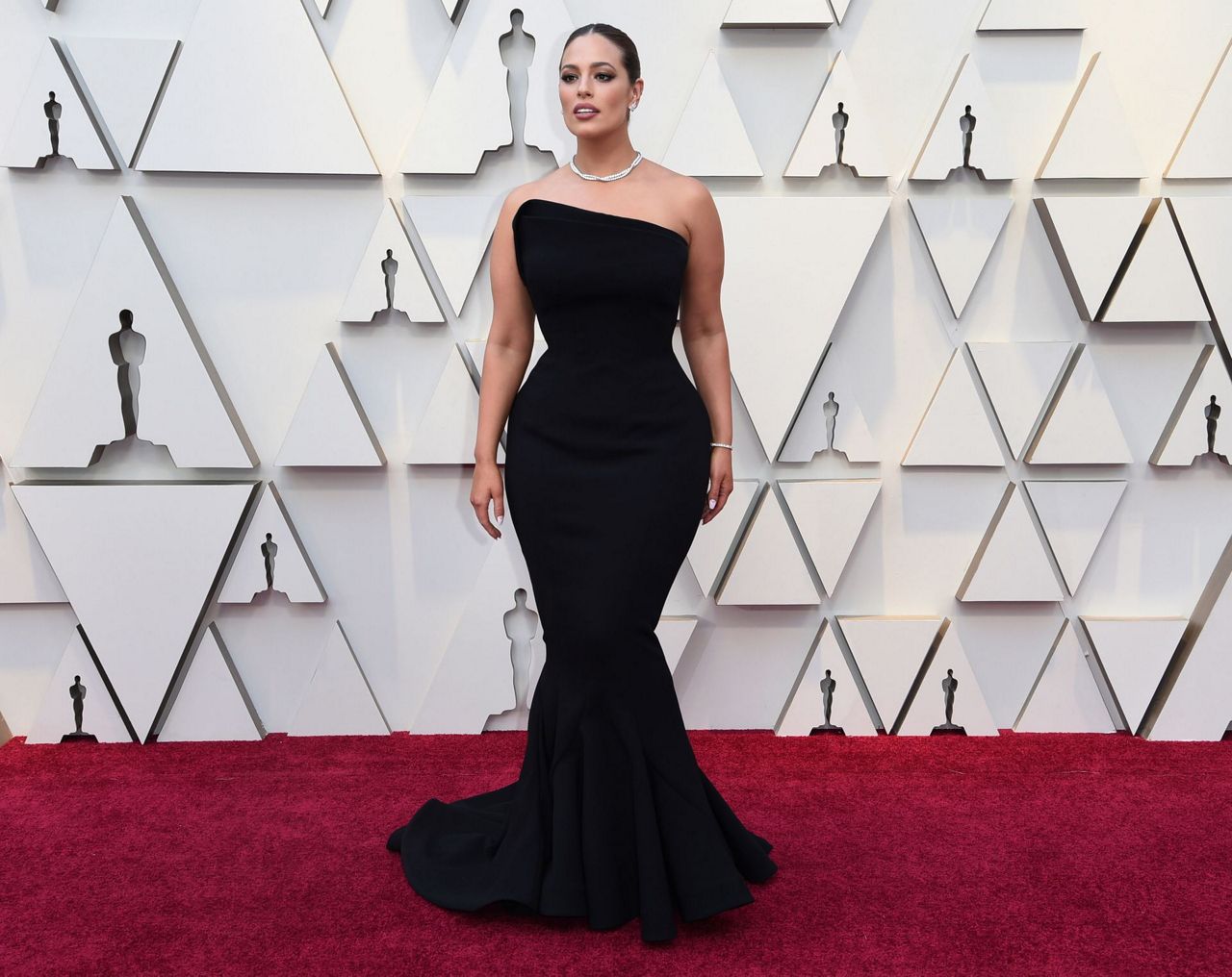 Model Ashley Graham shows off pregnancy with first child