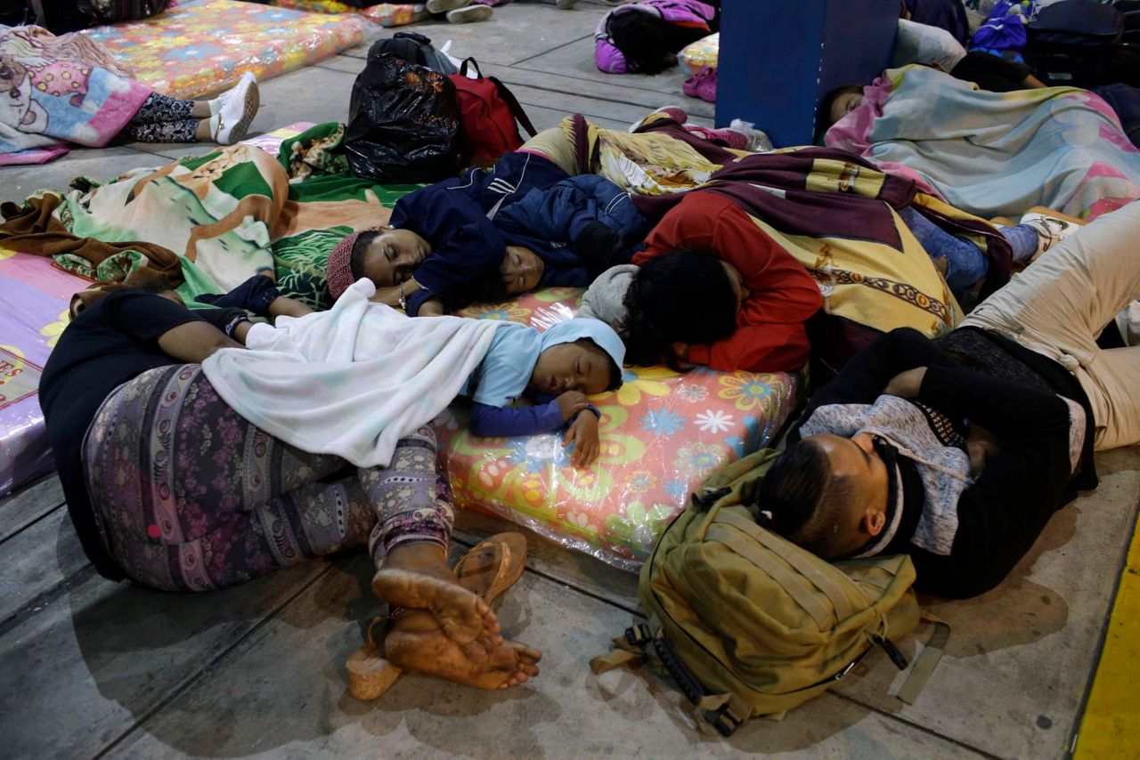 Venezuelan migrants pour into Peru before new rules enforced