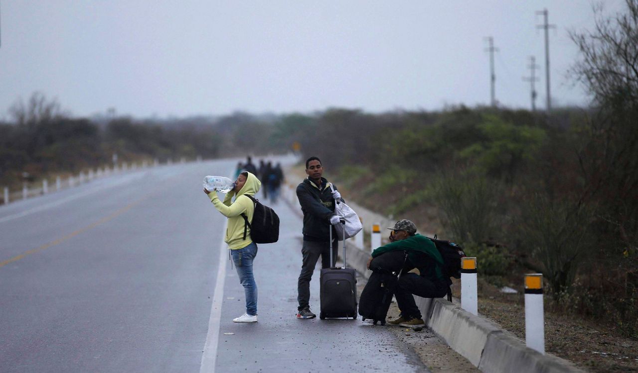 Venezuelan migrants pour into Peru before new rules enforced