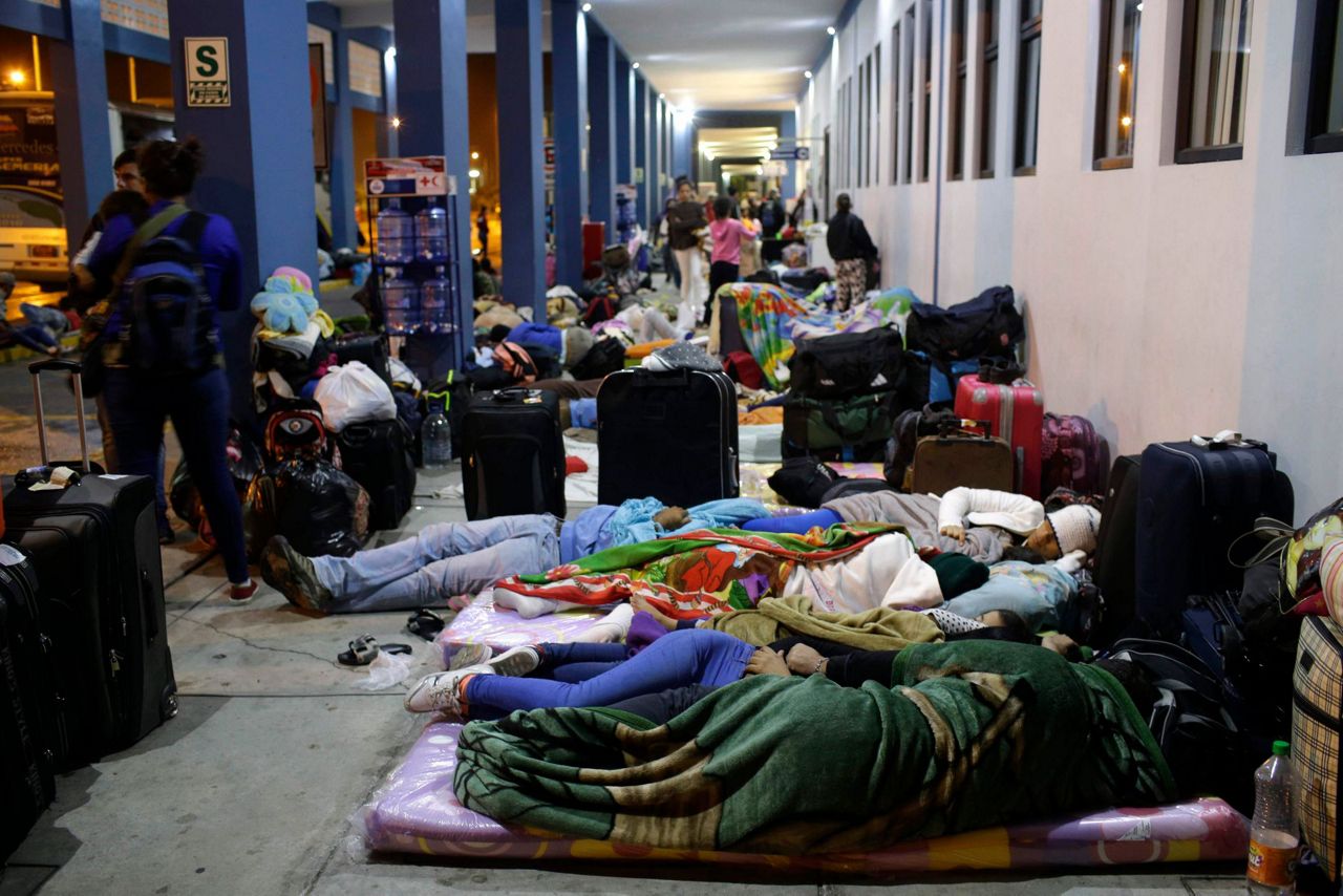 Venezuelan migrants pour into Peru before new rules enforced