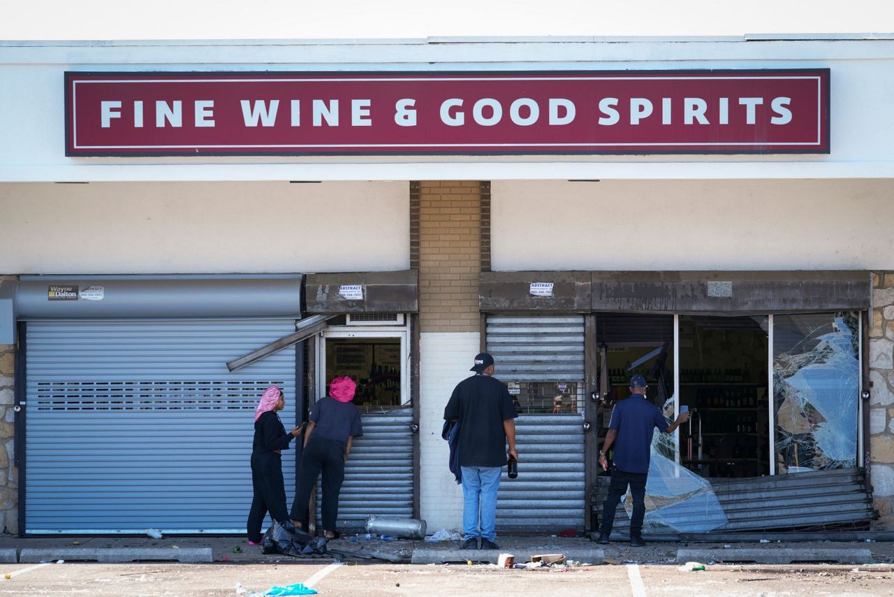 Over 100 masked teens ransack Philadelphia stores and arrests are made ...