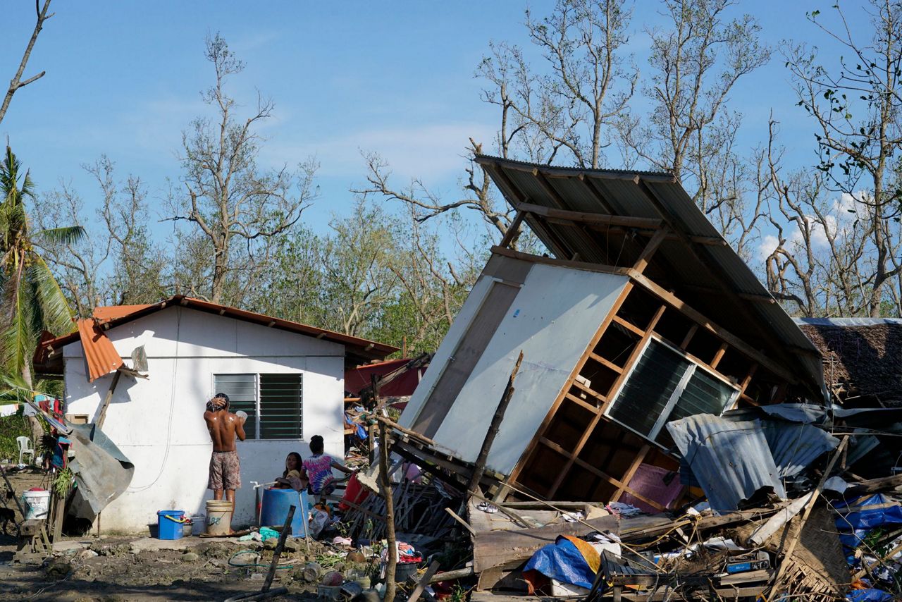 Typhoon leaves 31 dead, many homes roofless in Philippines
