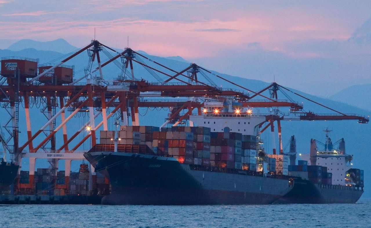 Cargo ship arrives in Philippines to return Canadian trash