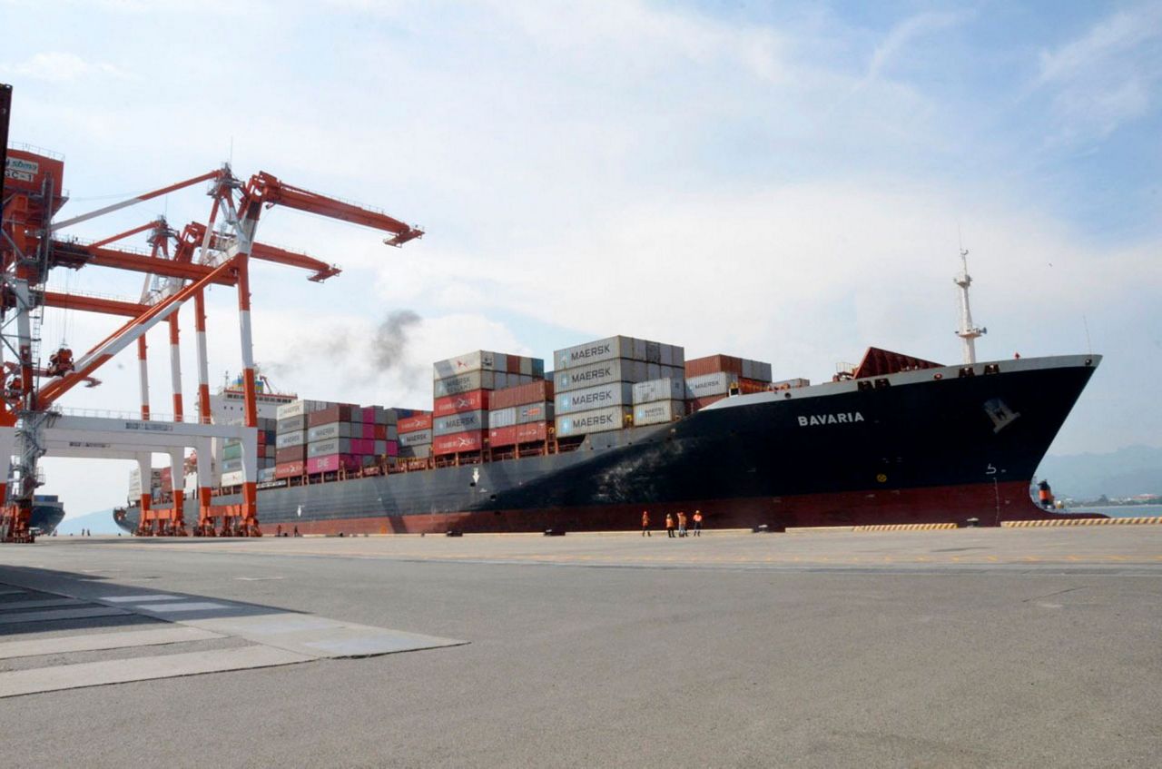 Cargo ship arrives in Philippines to return Canadian trash