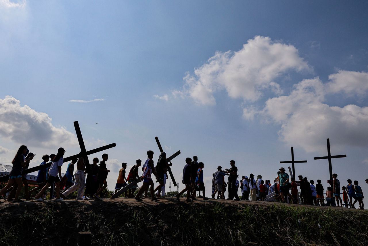 Filipino villager to be nailed to a cross for the 35th time on Good ...