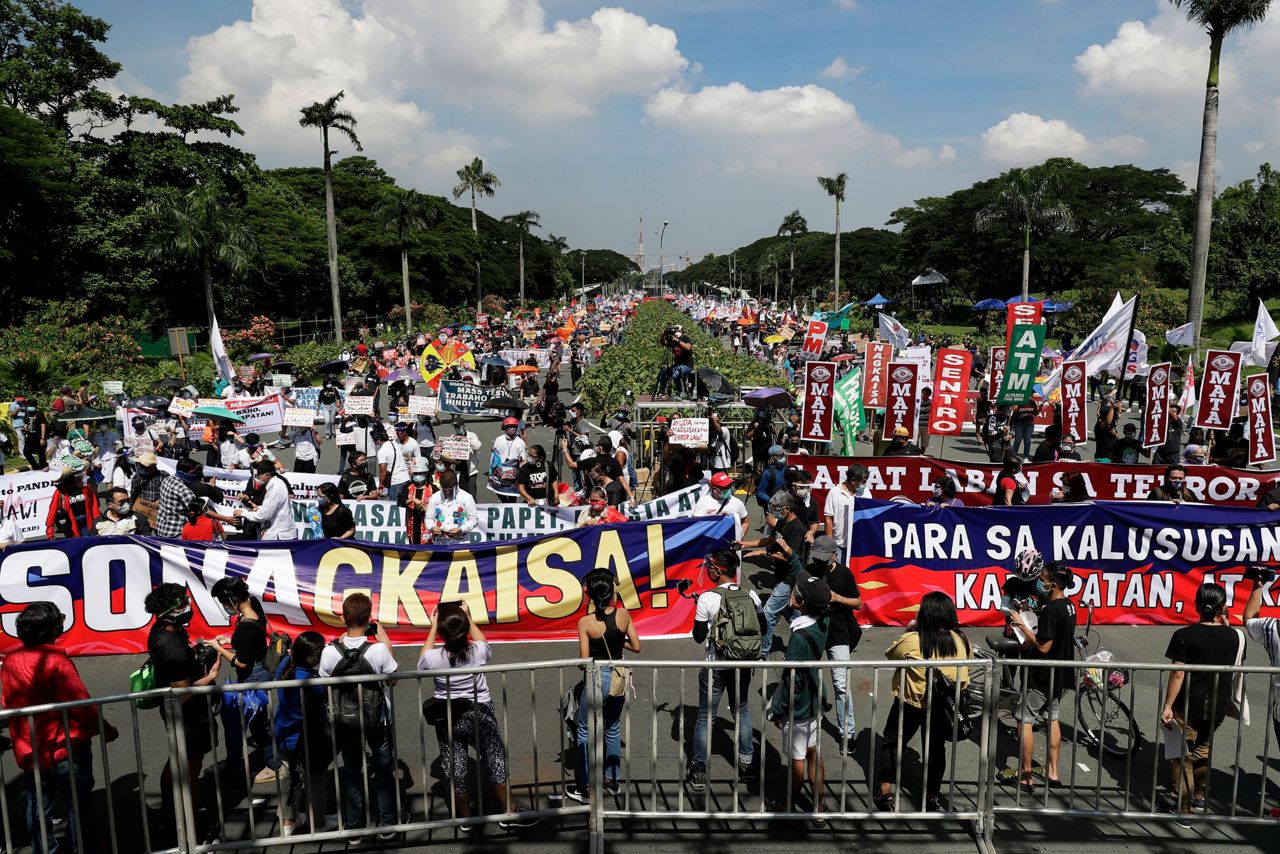Hundreds rally in Manila ahead of Duterte's annual speech
