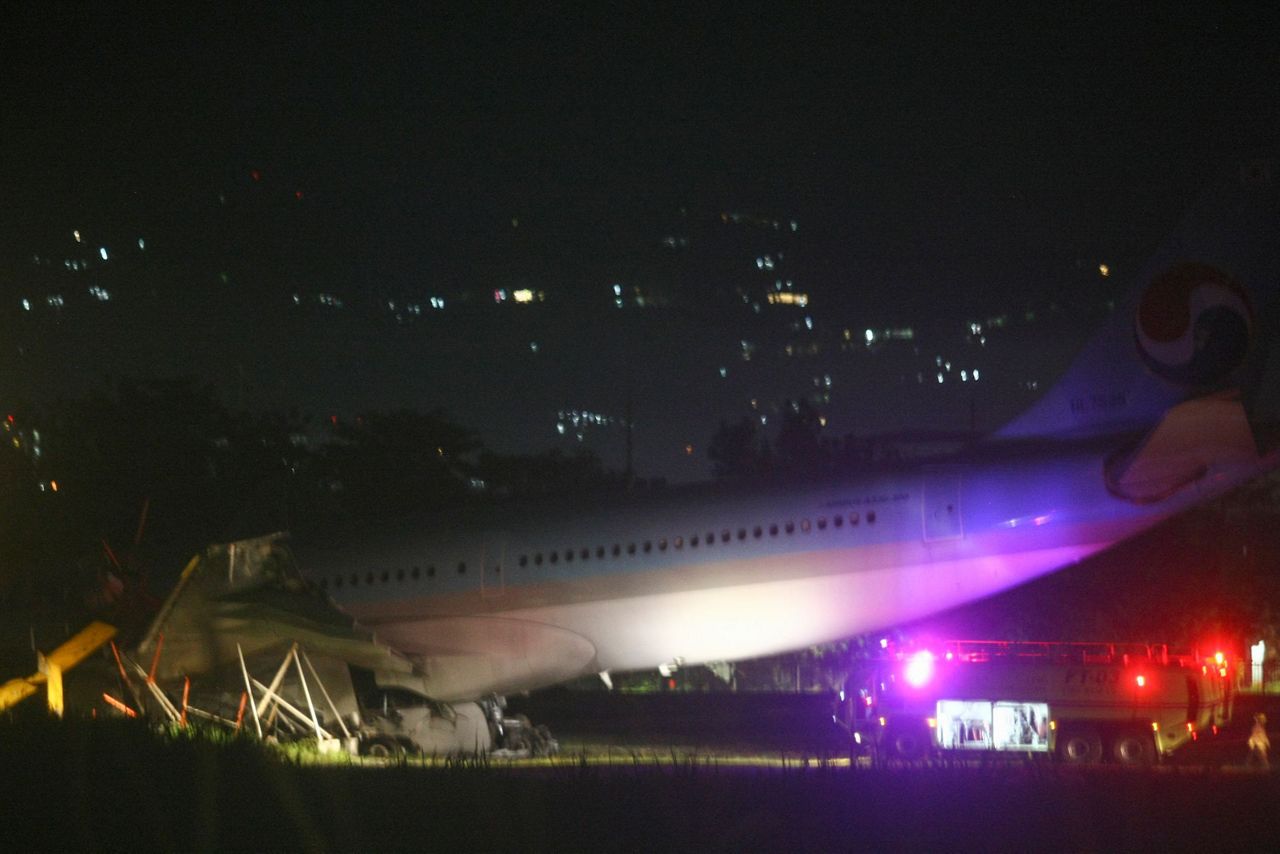 Korean Air plane overruns Philippine runway, 173 people safe